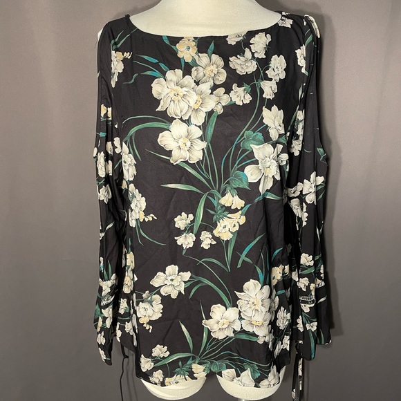 In Vogue Paris | Tops | In Vogue Paris Cold Shoulder Floral Top | Poshmark